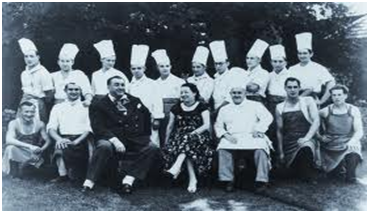 Fernand et Mado POINT : La Pyramide à Vienne (France). – è molto goloso