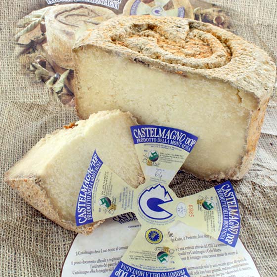 Le Castelmagno DOP (Italie). – è molto goloso