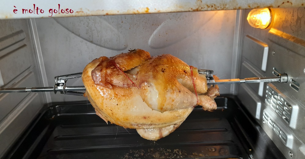 Poulet fermier rôti à la broche. – è molto goloso