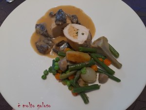 Ballotine de volaille fermière farcie, sauce suprême aux morilles ...
